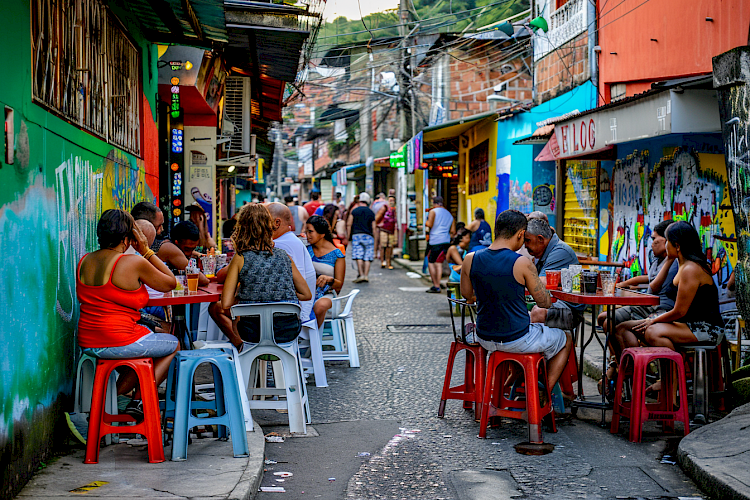 13º salário estimula o consumo em bares e restaurantes nas favelas ...